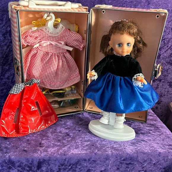 Toys | Vintage 195s Laura Doll With Blinking Eyes Including Carry Case ...